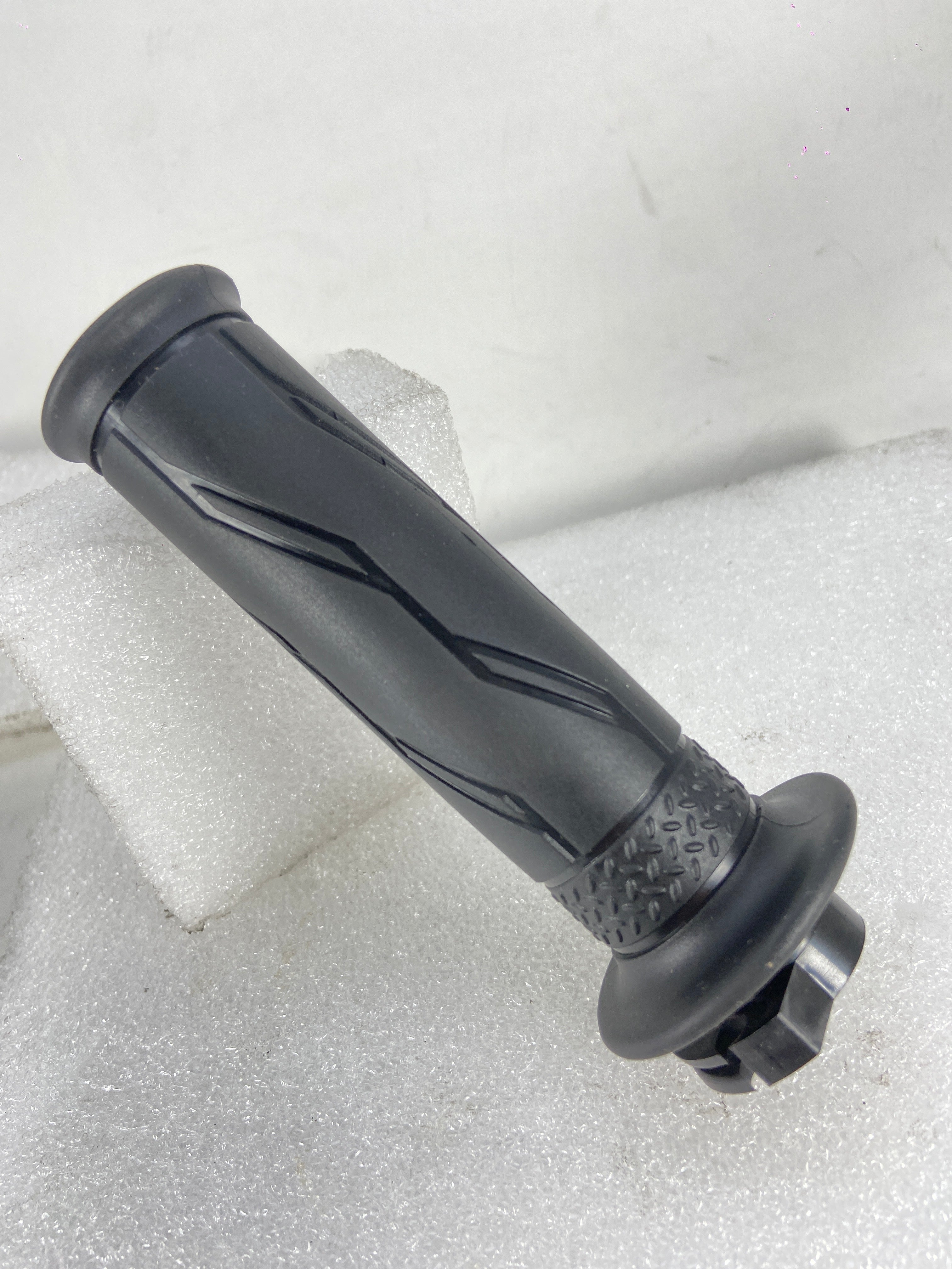 GRIP - RIGHT HANDLEBAR, TWIST THROTTLE (RATTLER 125/200i ...